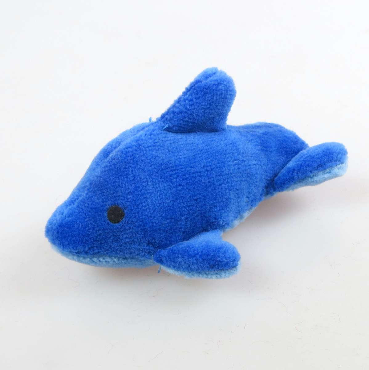 Delfin mini Peer, schwimmt hinter Flip her | Perlsacktiere.de